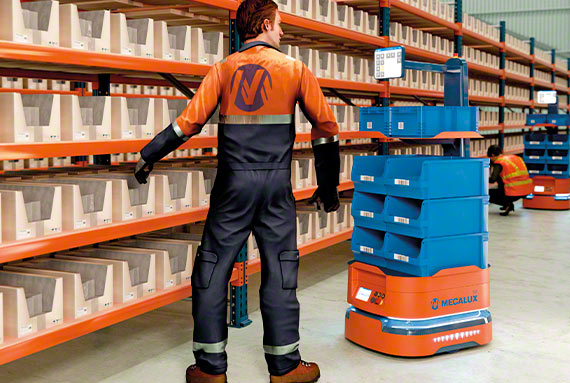 Robots móviles autónomos (AMR) - Mecalux.pe
